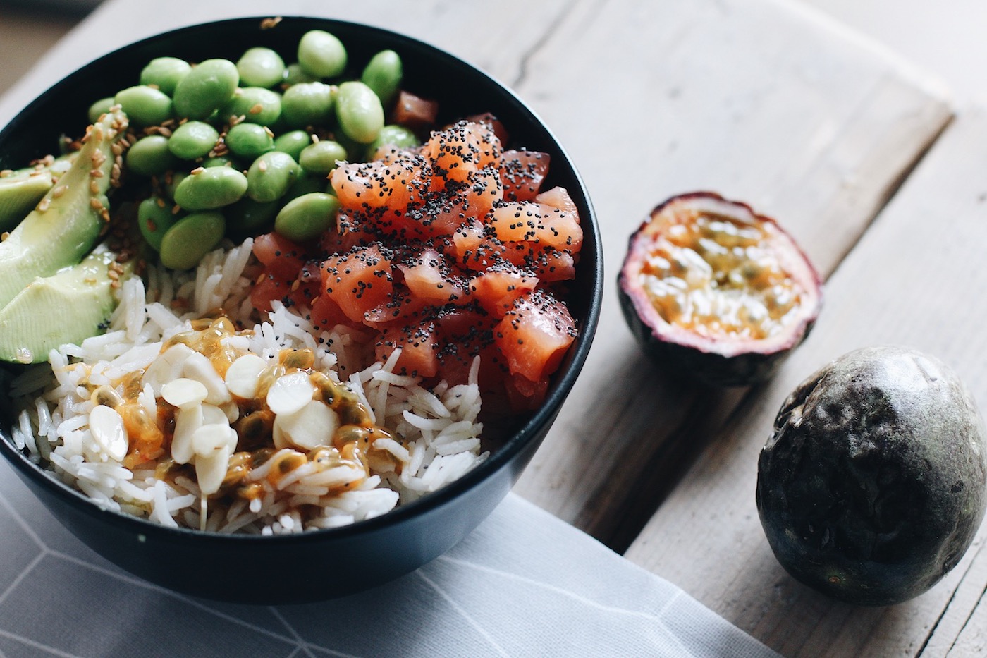 Poke con salmone, avocado e frutto della passione - Riso Gallo