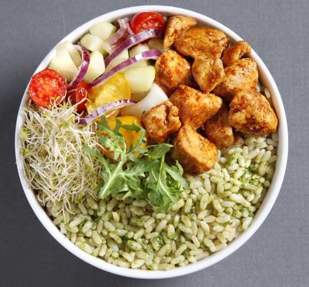Poke Bowl con pollo al peperone e verdure estive - Riso Gallo