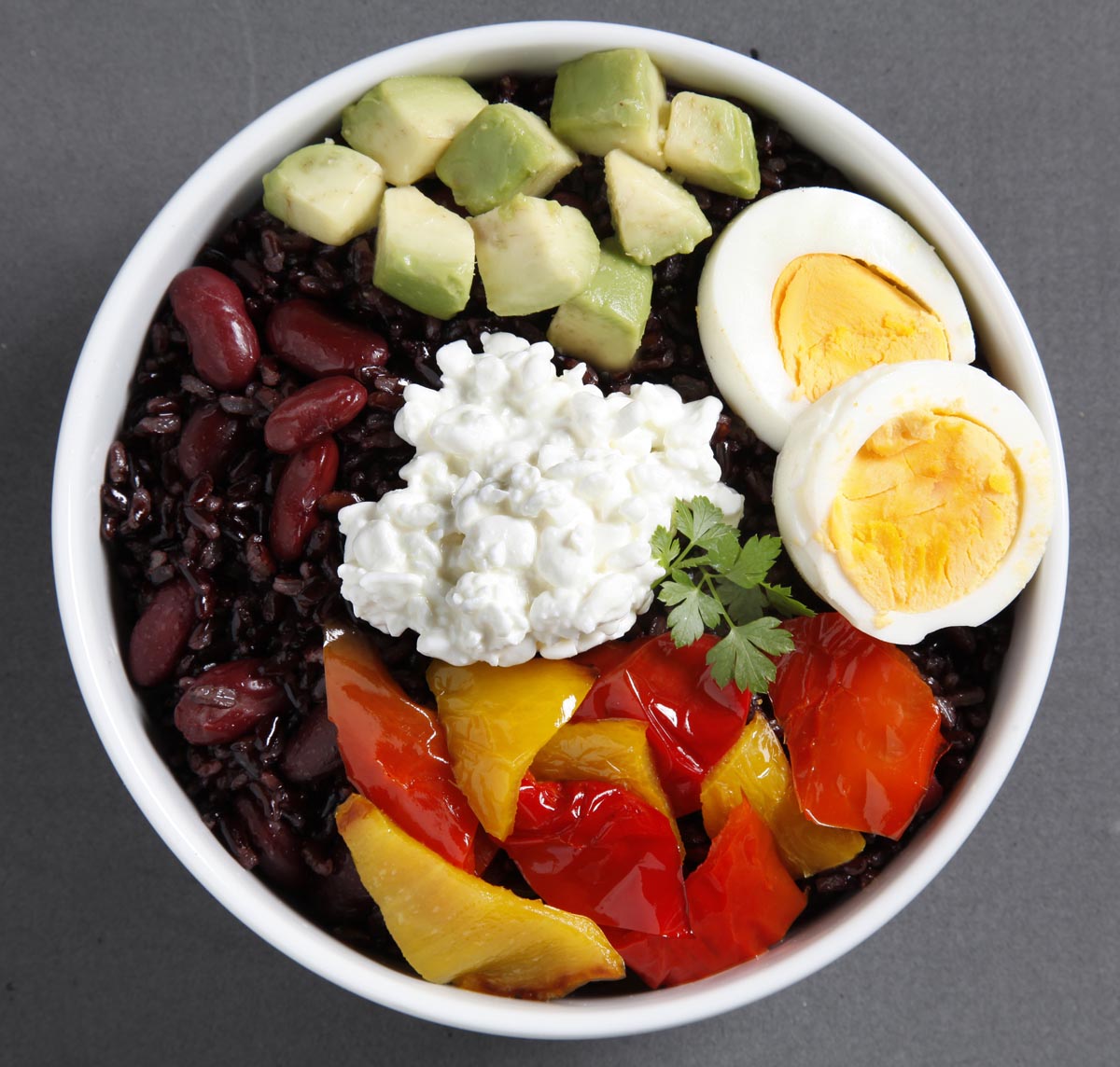 Riso Nero con fagioli, fiocchi di latte, uova sode, avocado e ...