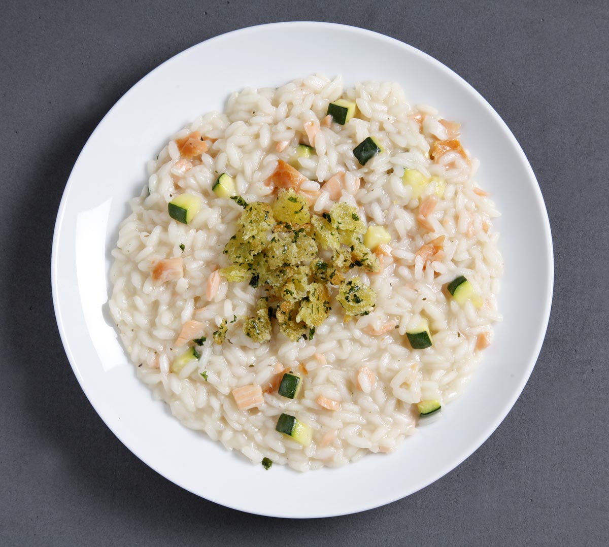 Risotto con salmone, zucchine, tè verde e crumble alla melissa - Riso Gallo